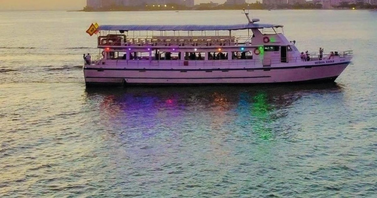 Cartagena: Boat tour of the bay with open bar and music show ...