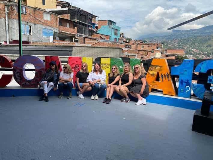 GRAFFITI TOUR COMUNA 13 CON VIDEO Y FOTOS EN DRON | GetYourGuide