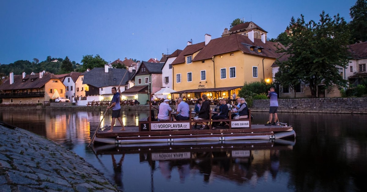 Český Krumlov: Flussfahrt mit dem Holzfloß im Advent | GetYourGuide