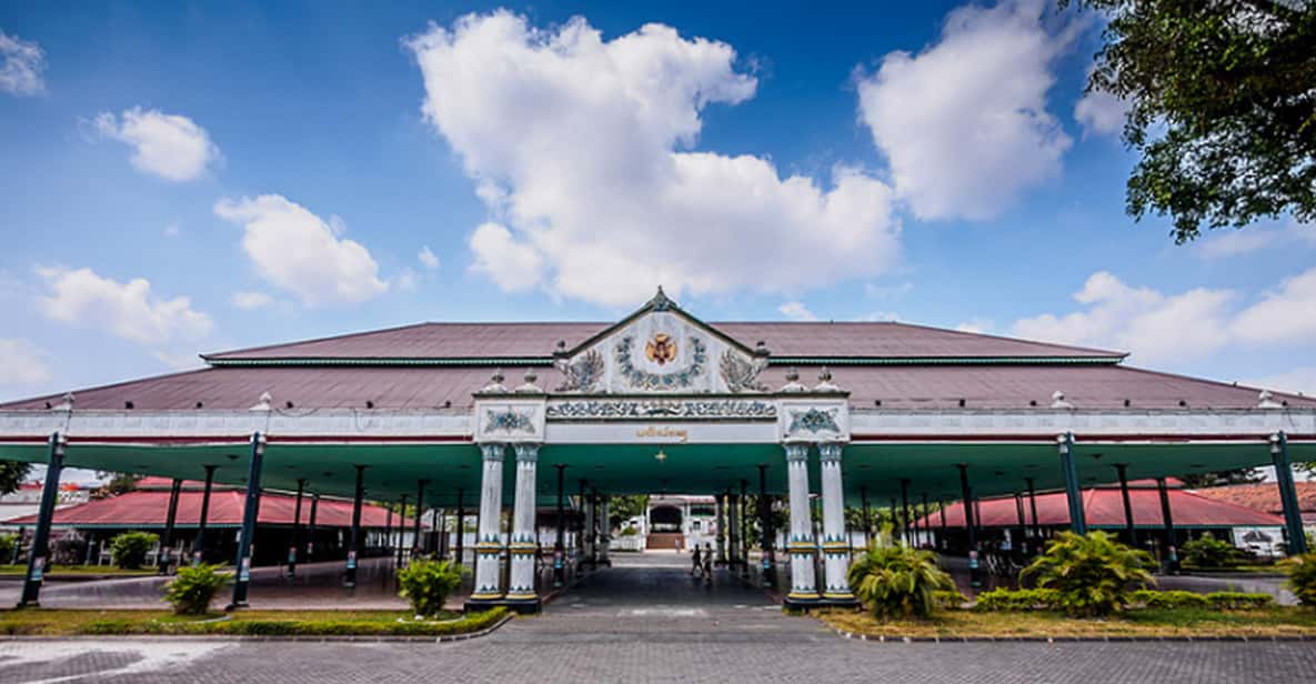 Yogyakarta: Tour a pie por el Palacio del Sultán y el Castillo de Agua ...