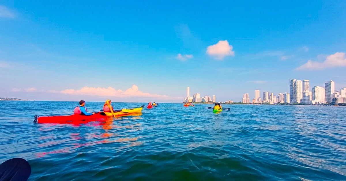 Cartagena: Kajak-tur til Tierra Bomba-øen med snack | GetYourGuide