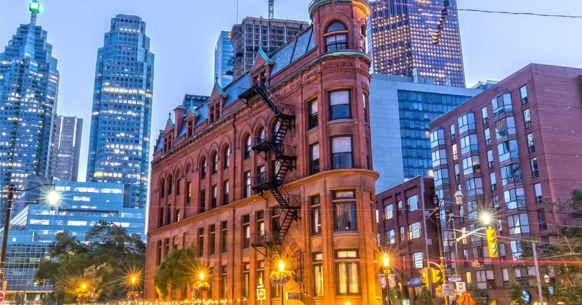 Toronto: Sights & Highlights tour | GetYourGuide