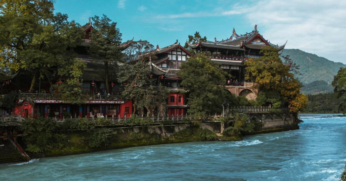 Wolong Panda Base og Dujiangyan: en dags privat guidet tur | GetYourGuide