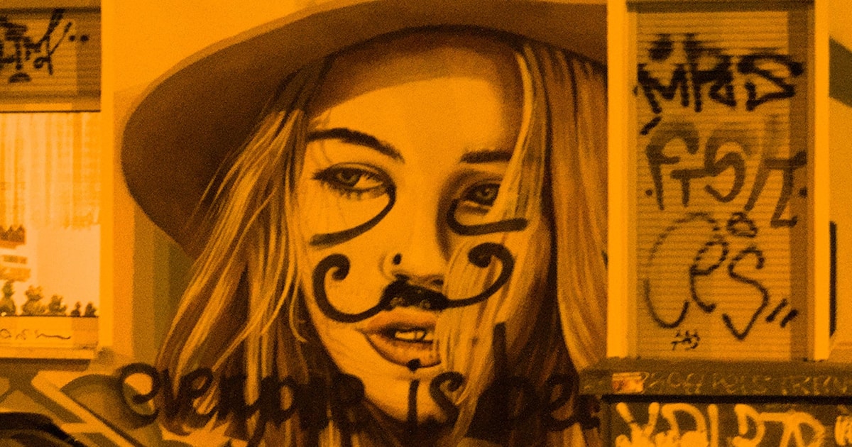 Sofia: Guidad vandring med graffiti- och gatufotografering | GetYourGuide