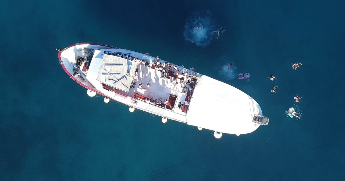 Split: Fiesta en barco al atardecer con DJs en directo y baño en la ...