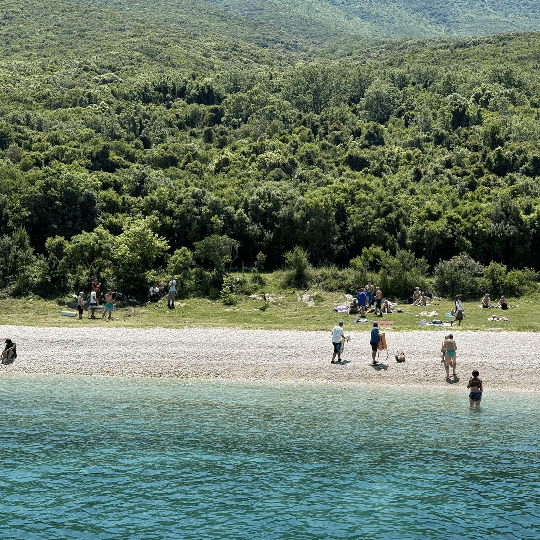 Visita l'isola di Sazan: la misteriosa gemma costiera dell'Albania ...