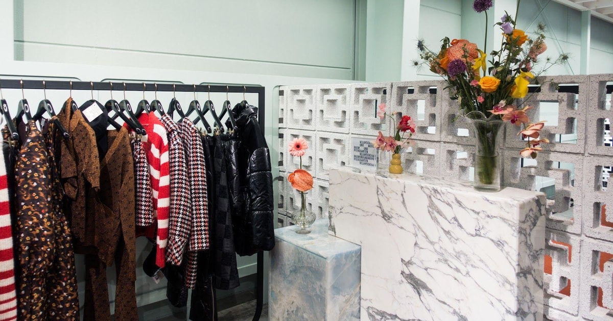 Descubre secretos con la visita guiada con audio del Barrio Rojo ...