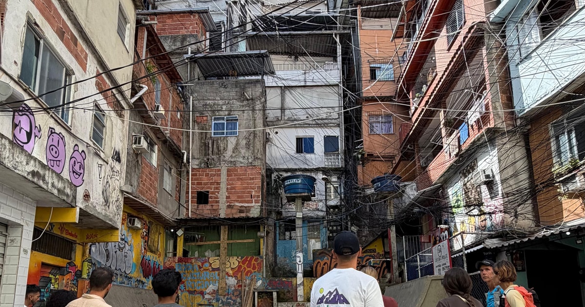 Río: visita auténtica de la favela de Rocinha con un guía local ...