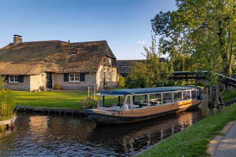 Giethoorn: Canal Cruise (1,5)Village Centre, Old Town & Lake | GetYourGuide