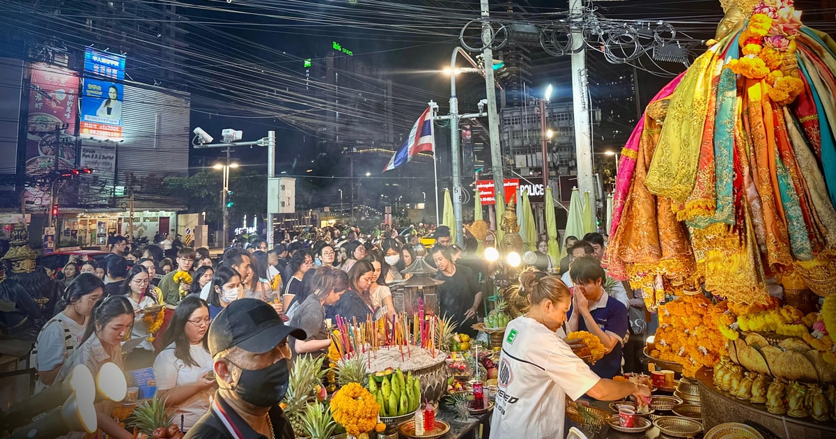 Bangkok; Huai Khwang Fortune Wealth & Career Blessing Tour | GetYourGuide