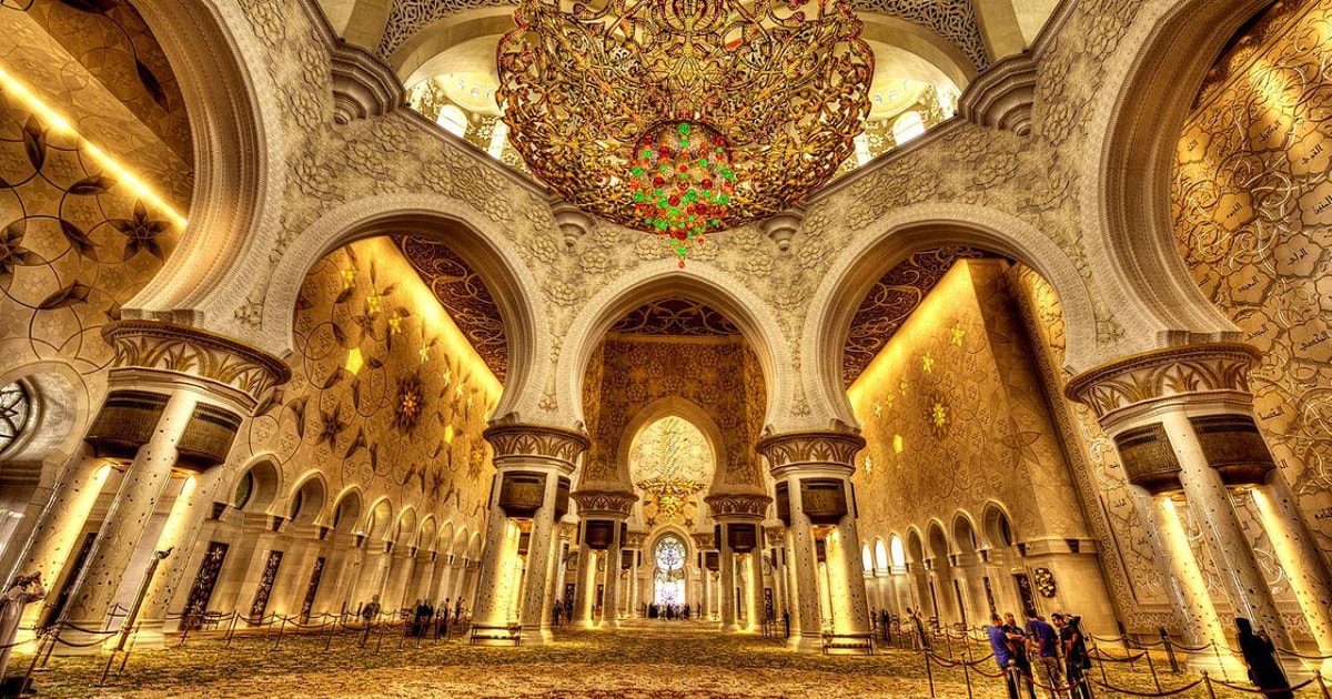 Tur Masjid Abu Dhabi, Ferrari World, Louvre atau Warner Bros. | GetYourGuide