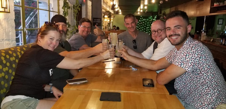 Extraña y estrafalaria experiencia en el bar Fremont con cócteles y ...