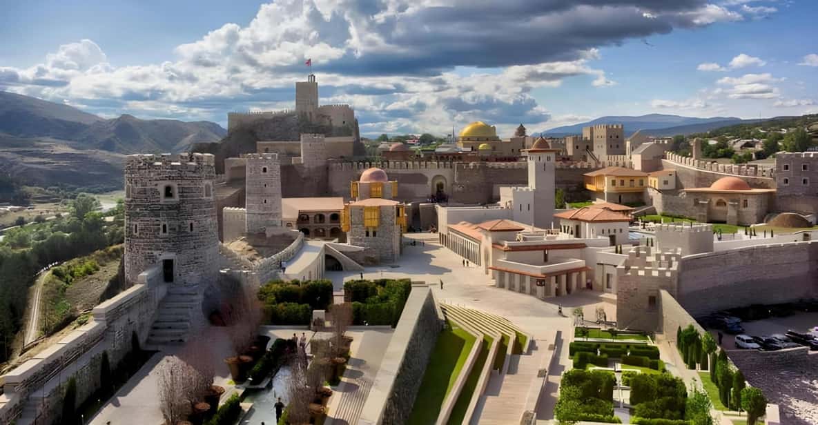 Dagtocht met gids naar Brojomi Rabati Vardzia | GetYourGuide