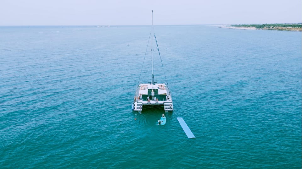 Cadiz capital: Catamarán Experience -paseo con baño | GetYourGuide