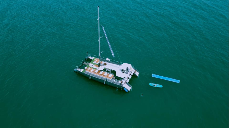 Cadiz capital: Catamarán Experience -paseo con baño | GetYourGuide