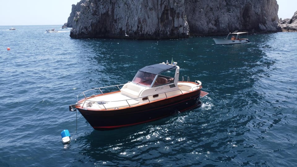 Giro in barca a Capri | GetYourGuide