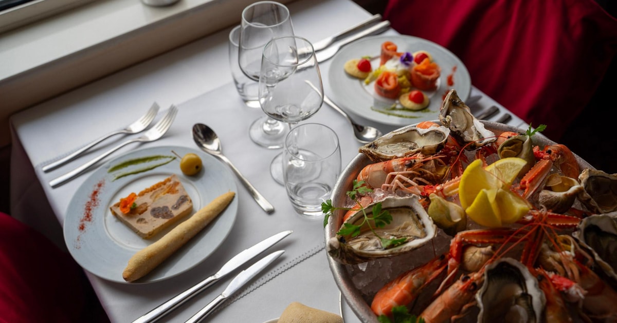 Paris: Cruzeiro com jantar no Sena a partir da Torre Eiffel/Estátua da Liberdade | GetYourGuide