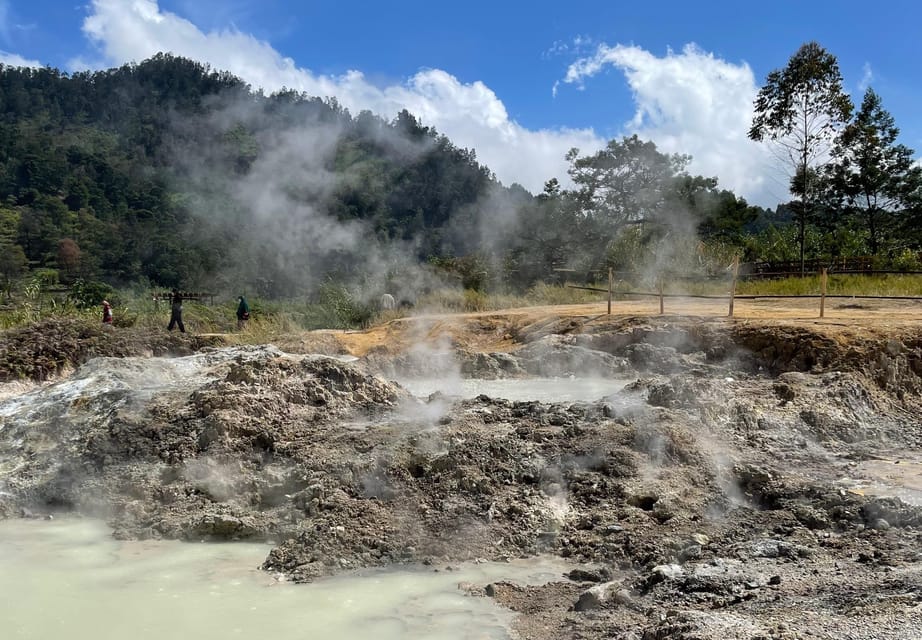 De Yogyakarta: Nascer do sol dourado no platô Dieng com guia | GetYourGuide