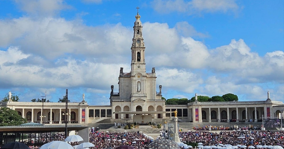 Von Lissabon aus: Heiligtum von Fátima und das Hirtenstädtchen ...
