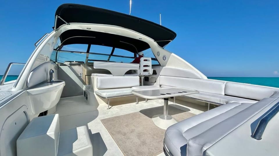 Kryssa genom paradiset i en lyxyacht i Cancún | GetYourGuide