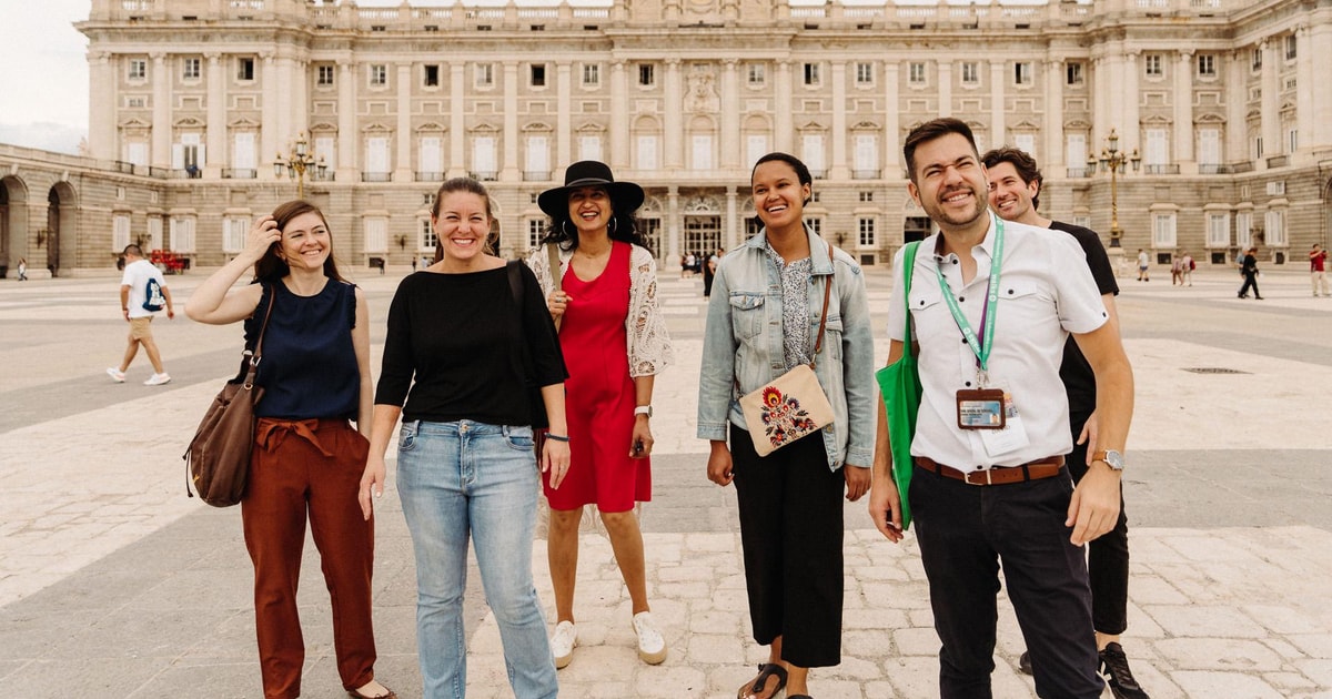 Madrid - Kungliga slottet Kungliga slottet, Pradomuseet och historiska ...