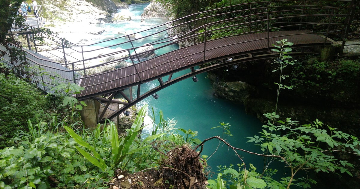 Vanuit Kutaisi: Dagtrip Martvili Canyon en Prometheus Grot | GetYourGuide