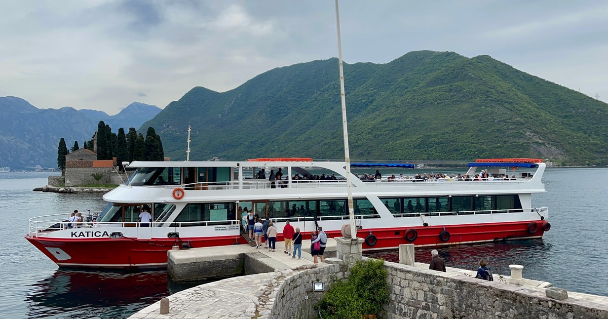 Tours en barco por la bahía de Boka con «Katica». | GetYourGuide