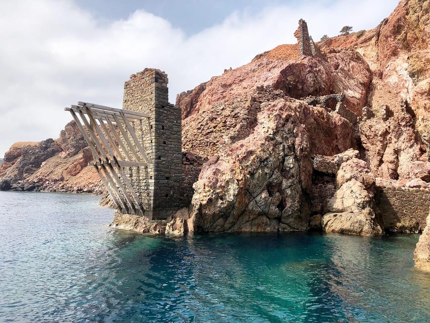 Aventurero tour en barco a Kleftiko y las cuevas de Sykia | GetYourGuide