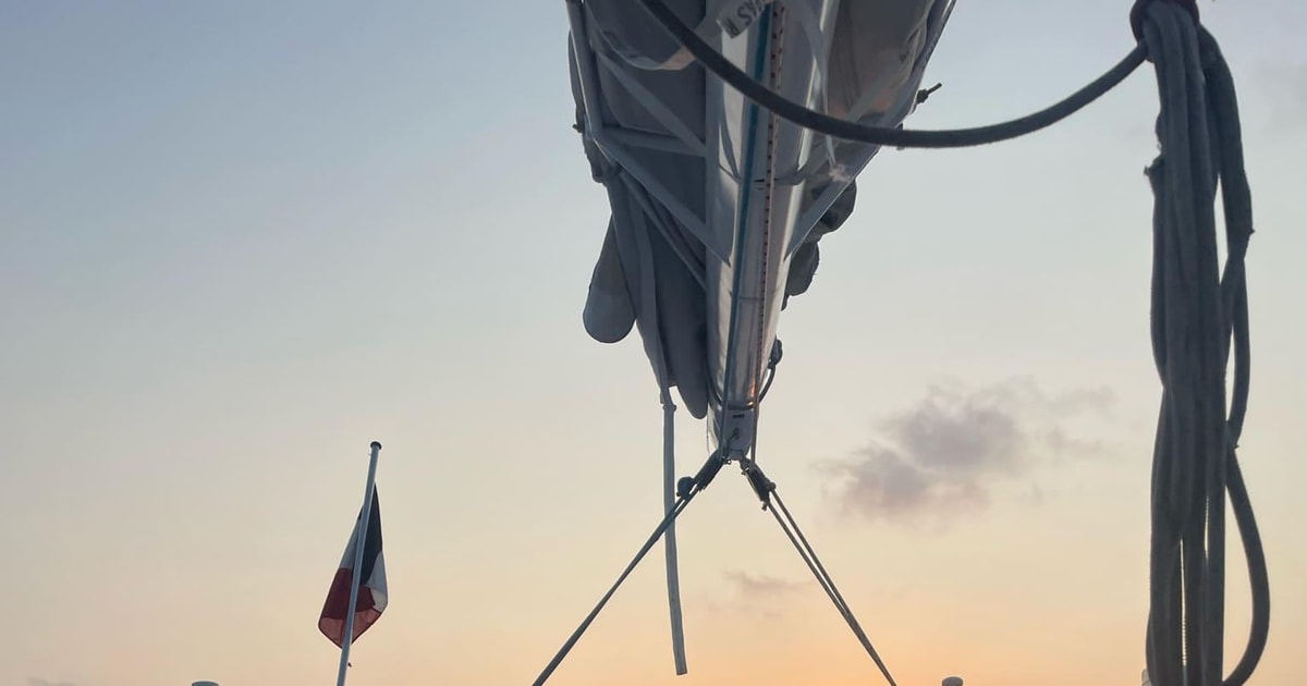 Escapade en soirée et cocktail dinatoire en maxi-catamaran | GetYourGuide