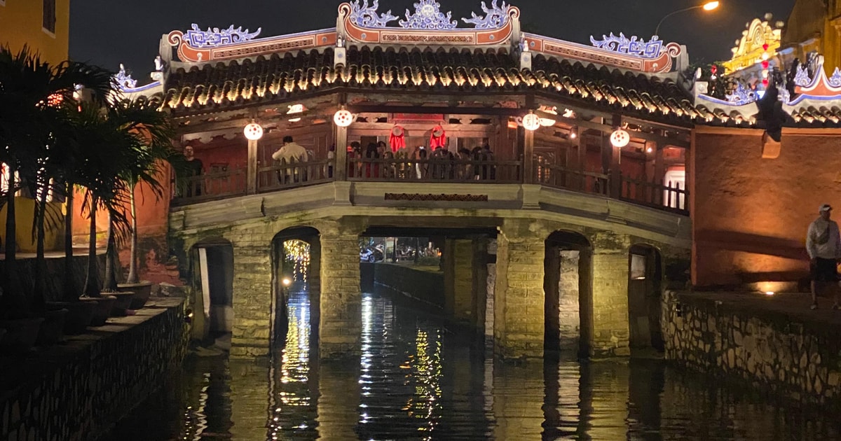 Hoi An Eski Şehir Tekne Gezisi ve Fener Bırakma Özel turu | GetYourGuide