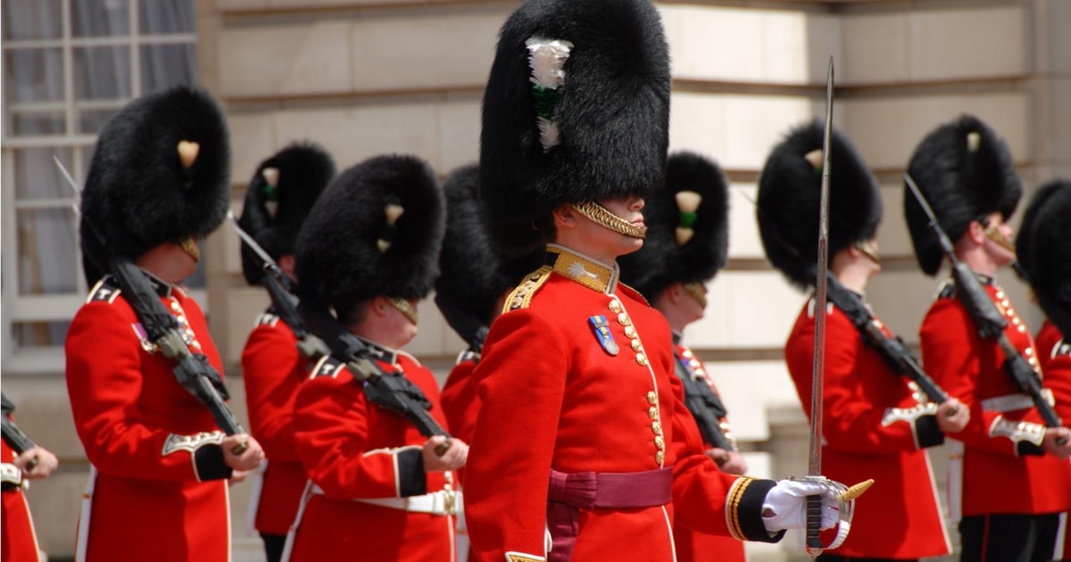 London: Changing of the Guard Experience with a Historian | GetYourGuide