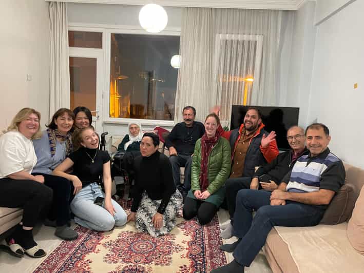 Dîner familial turc authentique à Istanbul avec une famille orientale ...