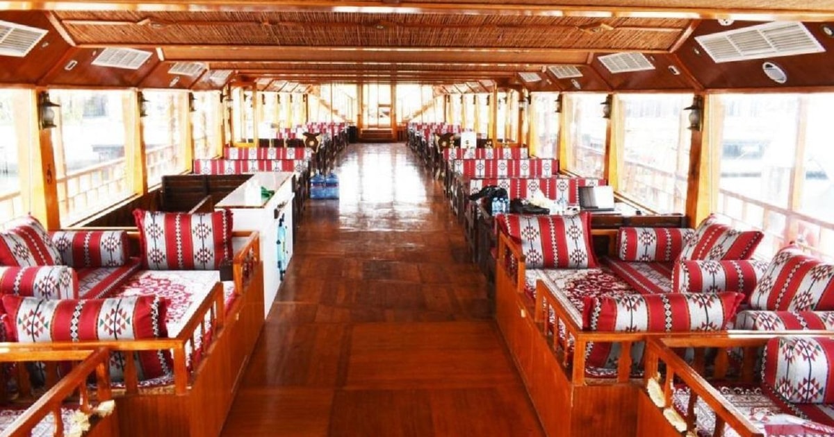 Dubai: Al Seef Dhow Dinner Cruise with Live Show | GetYourGuide