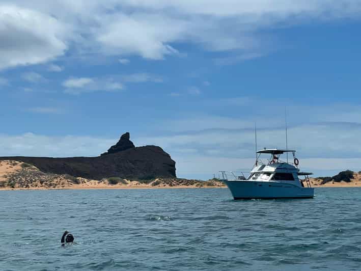 Excursión completa a Isla Bartolomé y Sullivan con snorkel desde Pto ...
