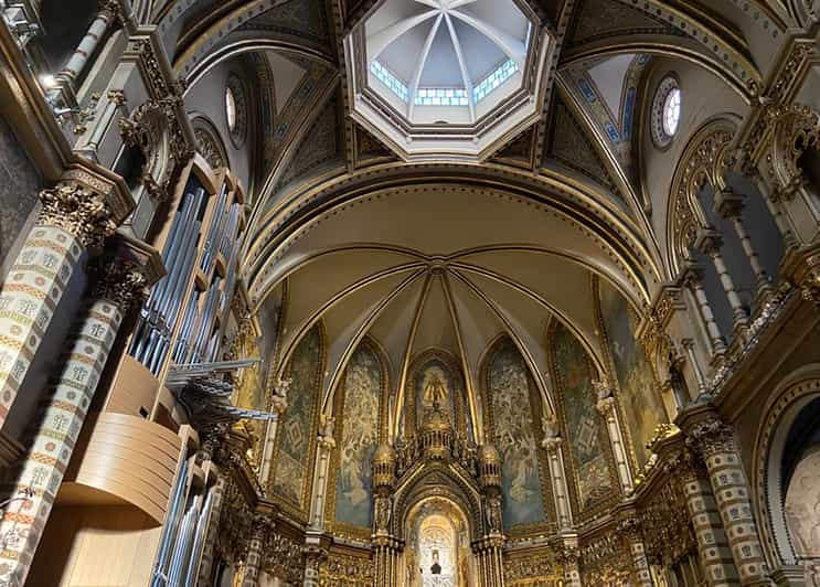 Visita guiada al magnífico Monasterio de Montserrat | GetYourGuide
