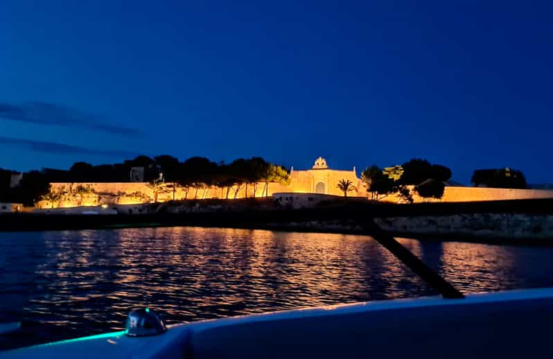 Paseo privado en barca Puerto de Mahón (2h) Sunset Tour | GetYourGuide