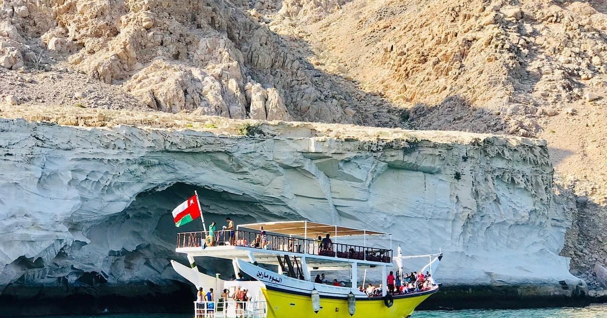 Från UAE: Dibba Dhow-kryssning med lunch & ATV med upphämtning ...