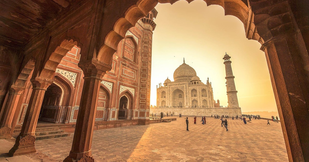 Da Delhi: Tour del Taj Mahal e del Forte di Agra in auto con pranzo a 5 ...