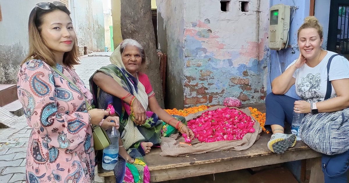 Fascinating Handicrafts of Tajganj | GetYourGuide