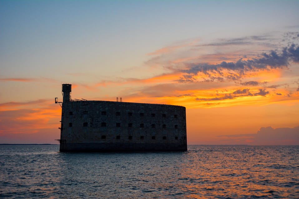 La Rochelle : Fort Boyard au soleil couchant (2h00) | GetYourGuide