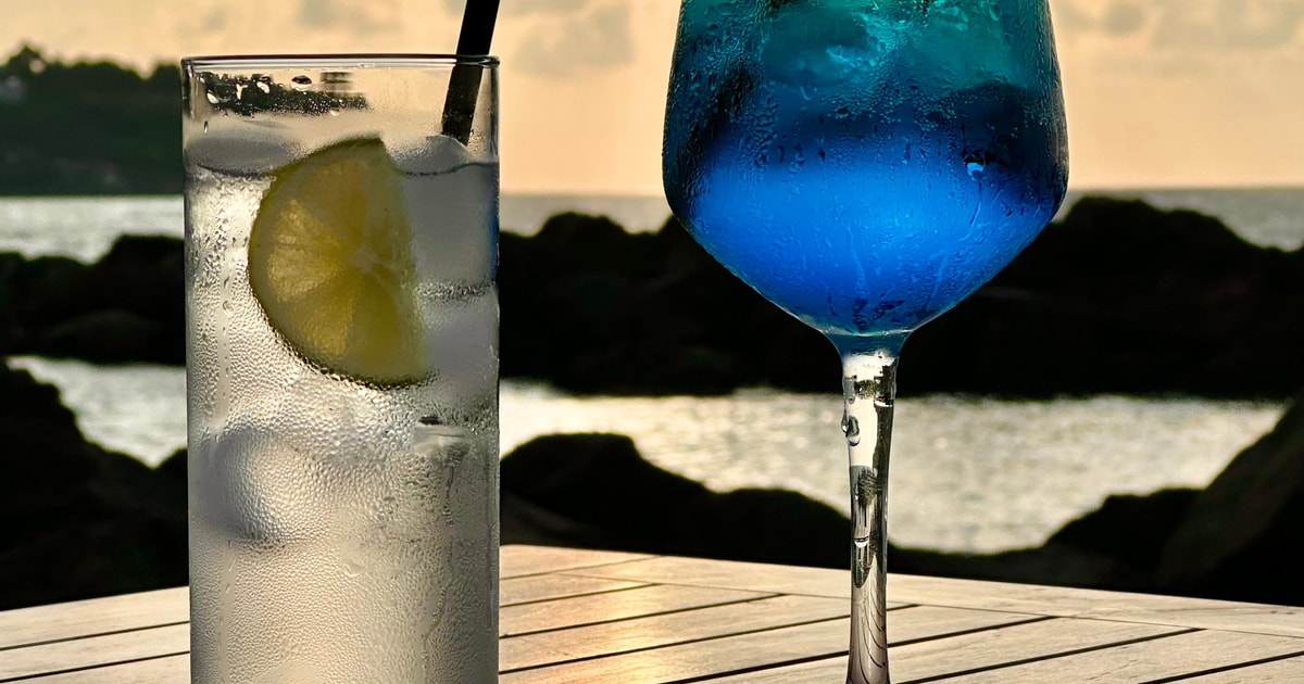 Aperitiv italian la apus de soare pe malul mării | GetYourGuide
