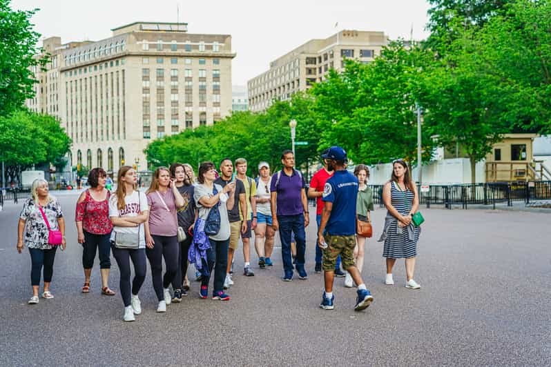Washington DC: National Mall Night Bus Tour | GetYourGuide