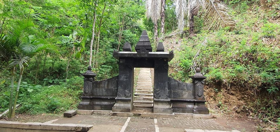 Selogriyo Temple Tour & Trek Amongst Java's Enchanting Rice | GetYourGuide