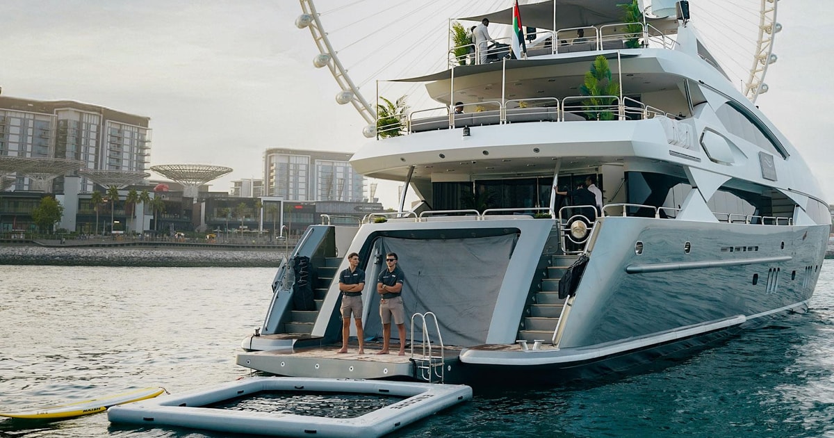 Dubai: cena VIP su un superyacht Sunseeker, drink e DJ dal vivo ...