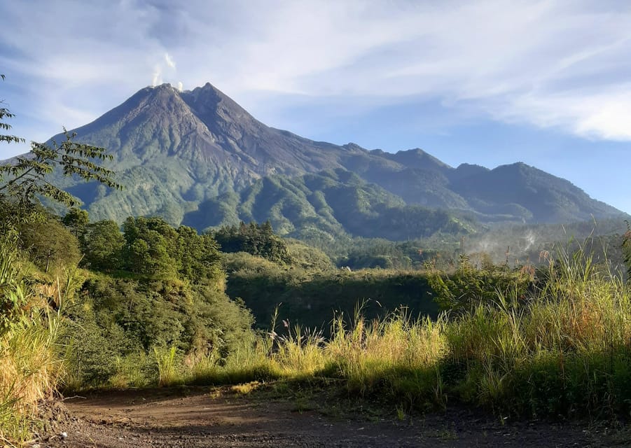Yogyakarta: Berg Merapi, Jomblang Grot & Timang Strand Tour | GetYourGuide
