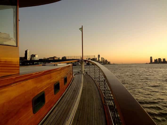 NYC: Urban Wildlife Sunset Tour of the East River | GetYourGuide
