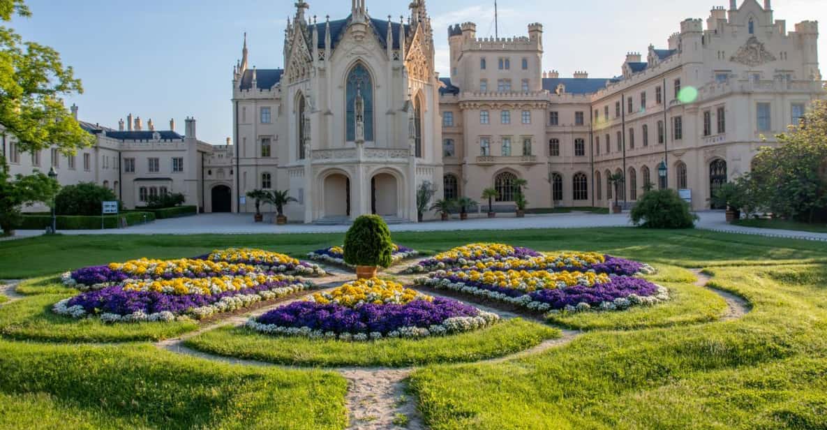 Z Vídně a Bratislavy: Morava: Zámek a park Lednice | GetYourGuide