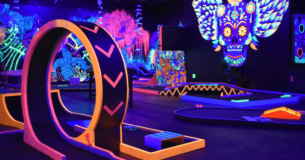 Queenstown: Mini golf al coperto Putt 'n' Glow | GetYourGuide
