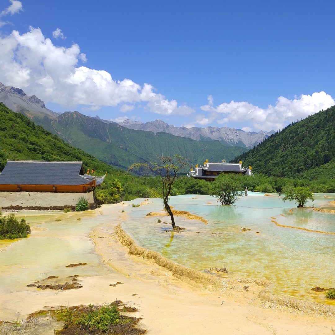 Huanglong Scenic Area: Entdecke die atemberaubenden Fünf-Farben-Teiche ...