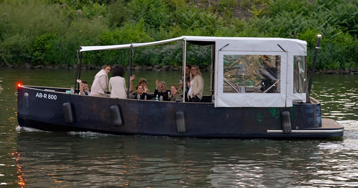 Frankfurt am Main: Private boat trip with a skyline view for up to 18 ...